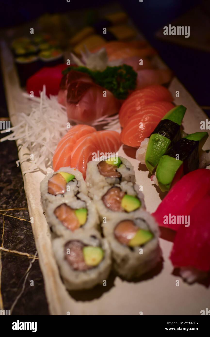 Assortiment de rouleaux de nigiri et sushi au restaurant Sushi Photo ...