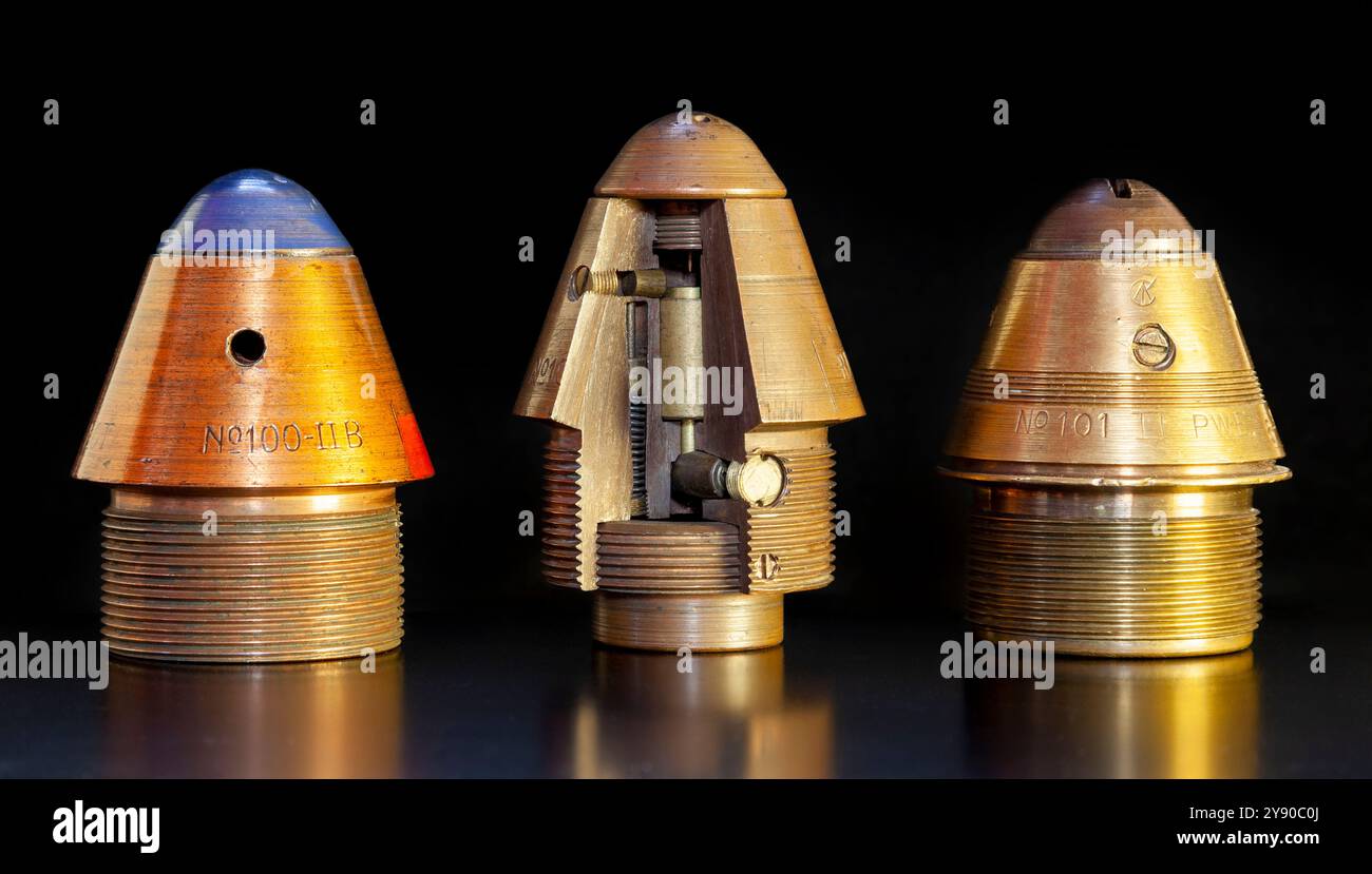 Fusées d'artillerie britanniques de modèle WW1 montées sur des obus ...
