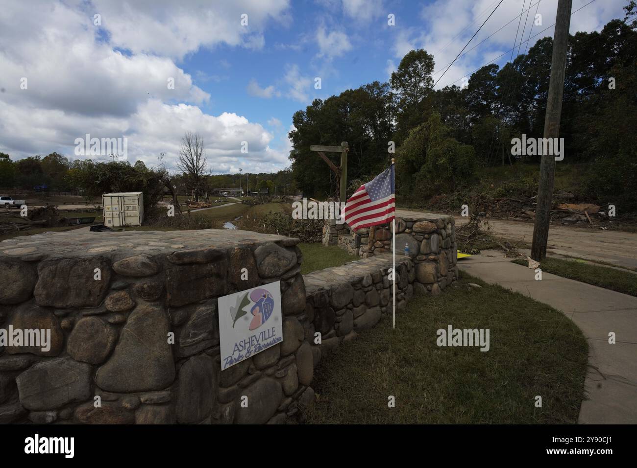 Asheville, Caroline du Nord (2 octobre 2024) - les débris s'accrochent ...