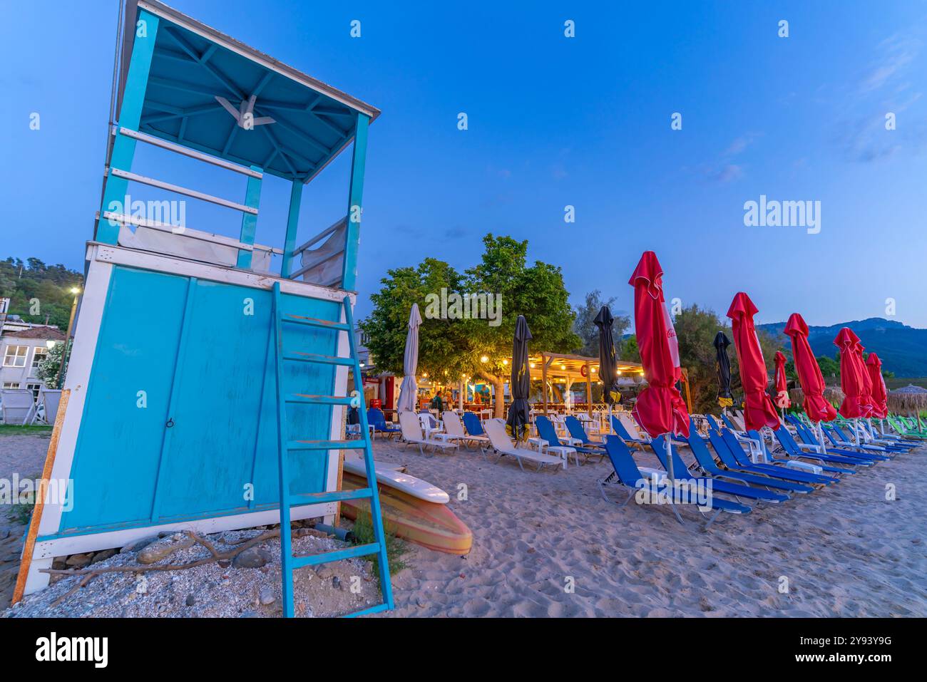 Tour de sauveteur sur la plage grecque Banque de photographies et d ...