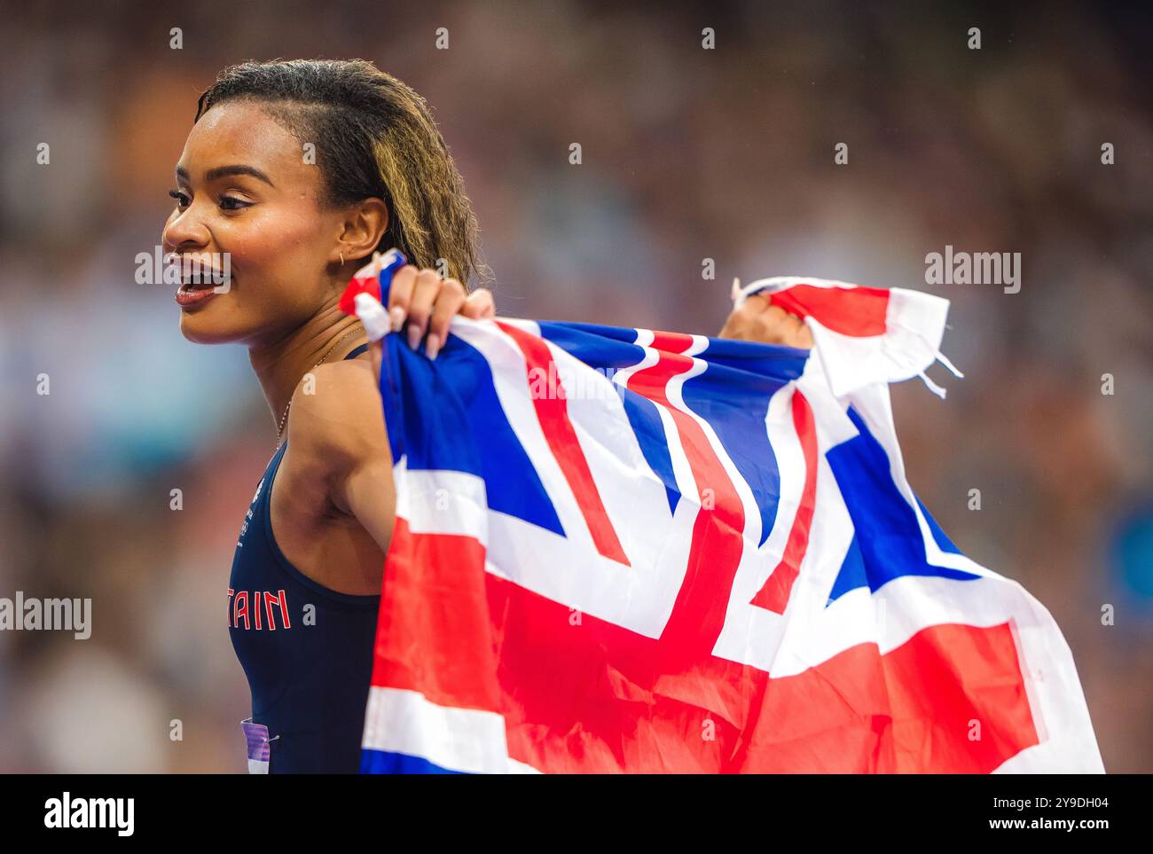 Imani-Lara Lansiquot célébrant avec le drapeau de son pays dans le ...