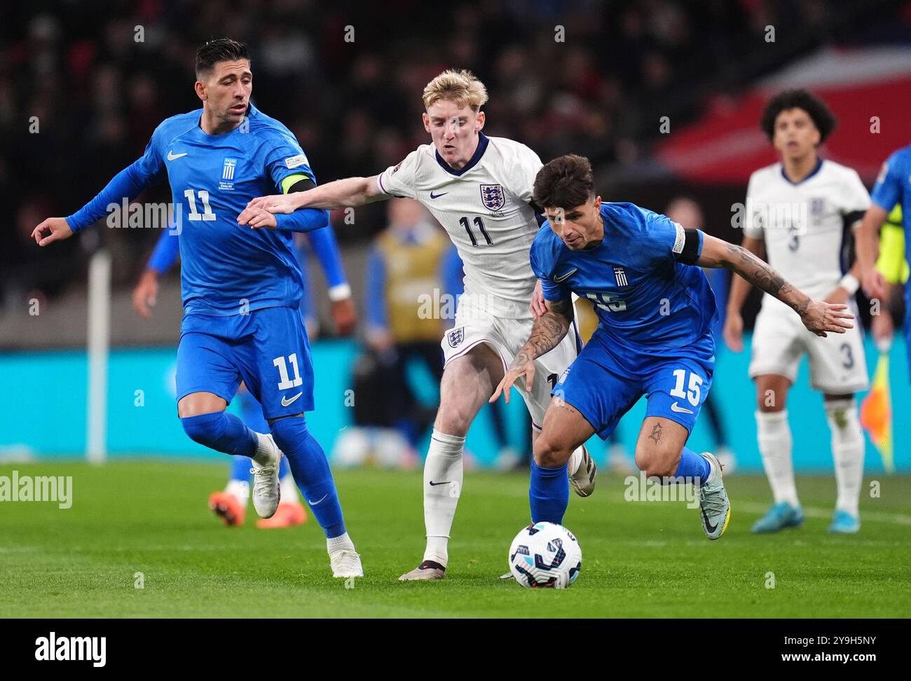 Anthony Gordon (au centre) affronte les Grecs Anastasios Bakasetas (à ...