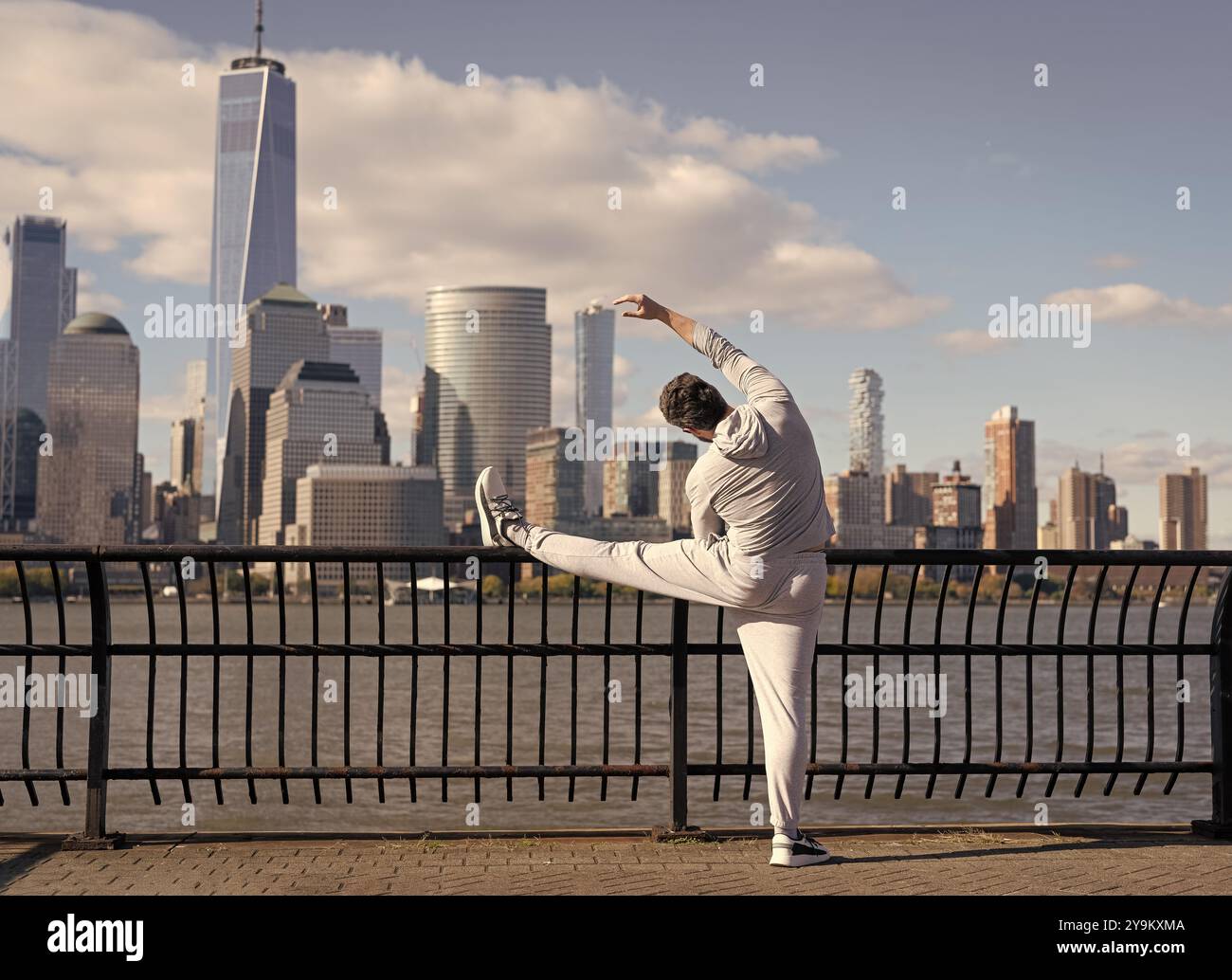Routine d'étirement de l'athlète en plein air. Athlète étirant les ...