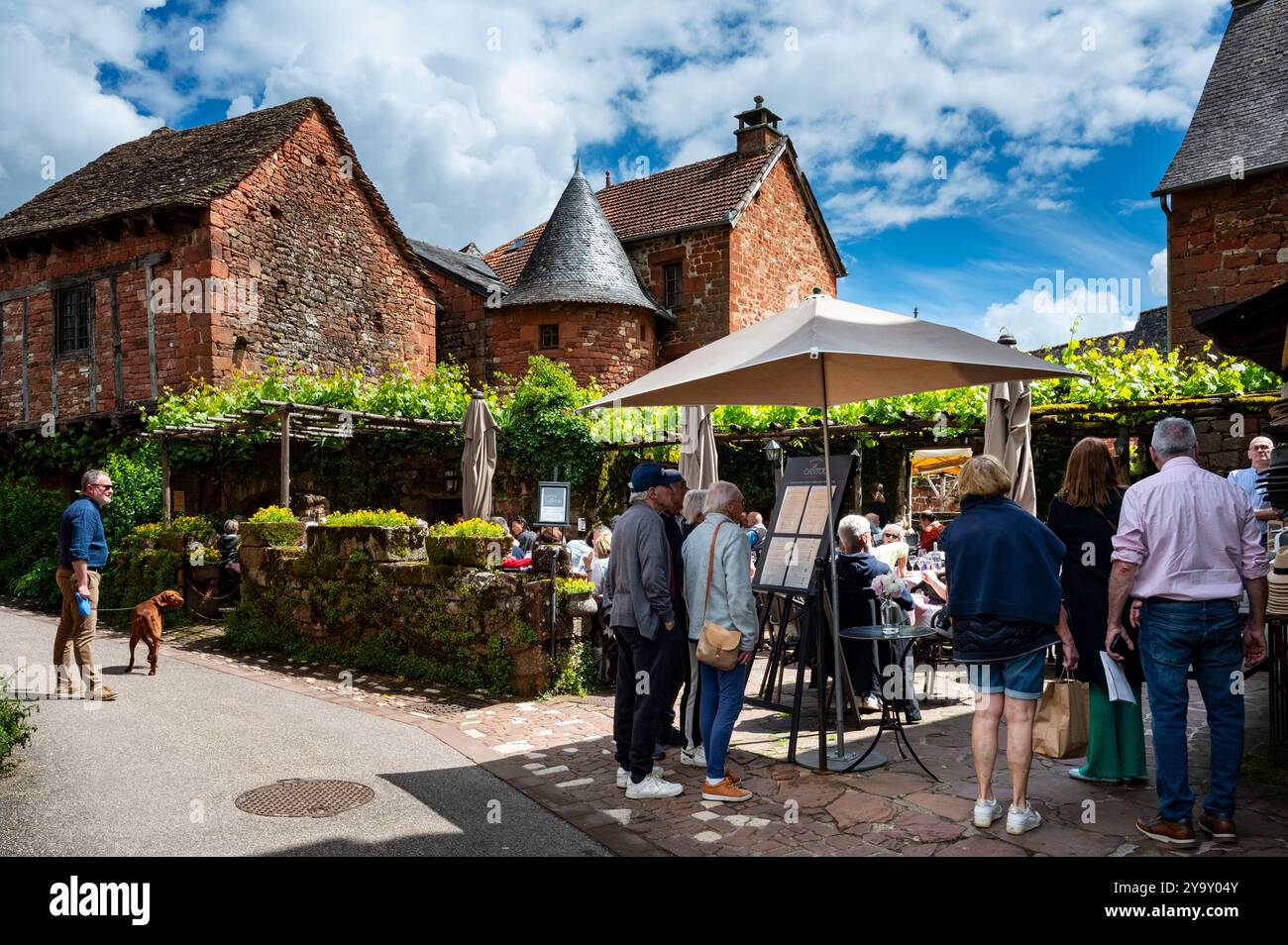 France, Corrèze, Collonges la Rouge, cité médiévale, avec le label des ...