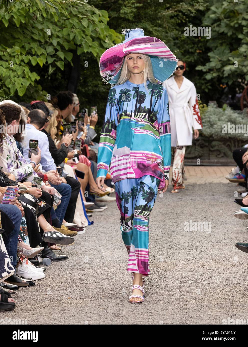 Un mannequin marche sur la piste pour le défilé Libertine by designer ...