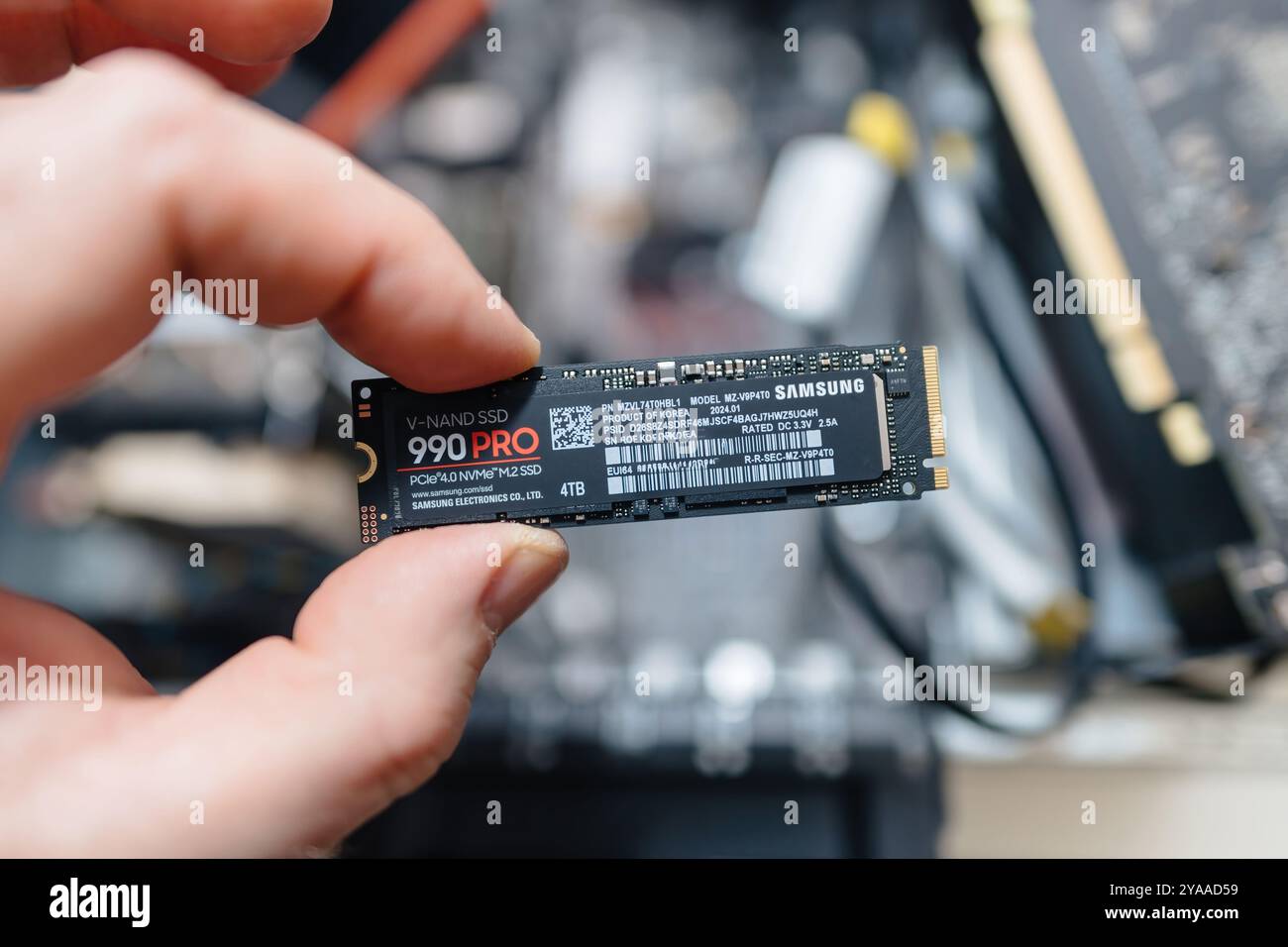 Paris, France - 3 avril 2024 : gros plan d'un SSD NVMe Samsung 990 Pro ...