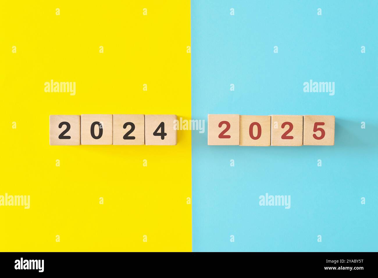 Changement de transition de l'année 2024 à 2025 en bleu vif et jaune ...