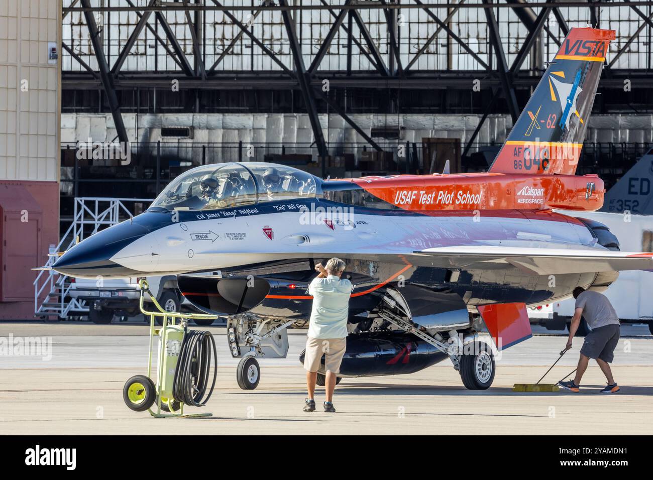 Le commandant de la 412e escadre d'essai, le Col Douglas P. Wickert, vole sur le siège avant du ...