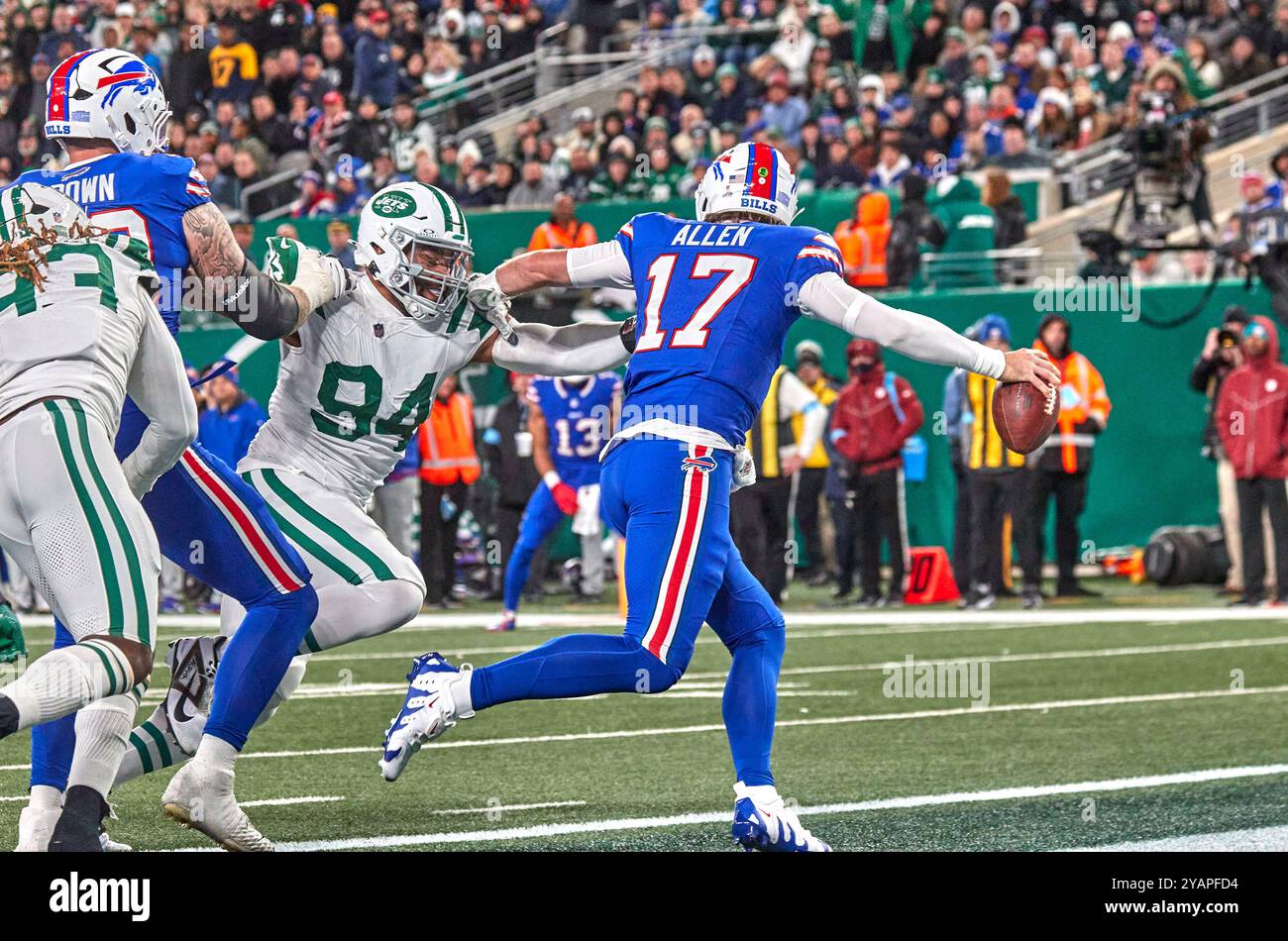 Le quarterback des Buffalo Bills Josh Allen (17 ans) subit des ...