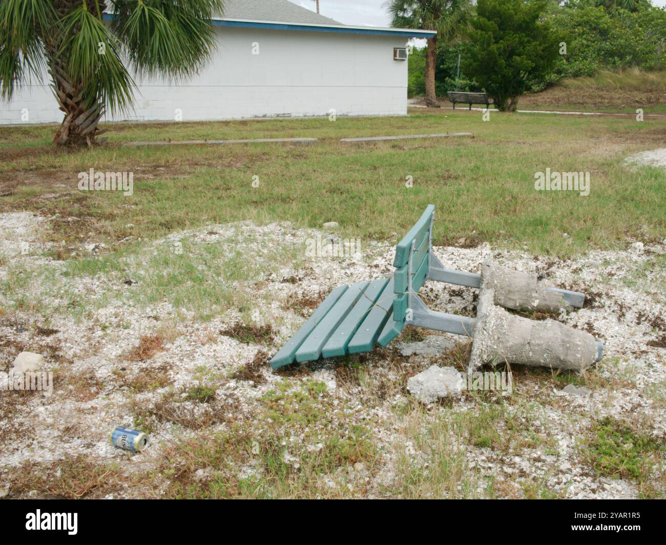Banc vert et pieds en béton retirés du sol après les inondations dues ...