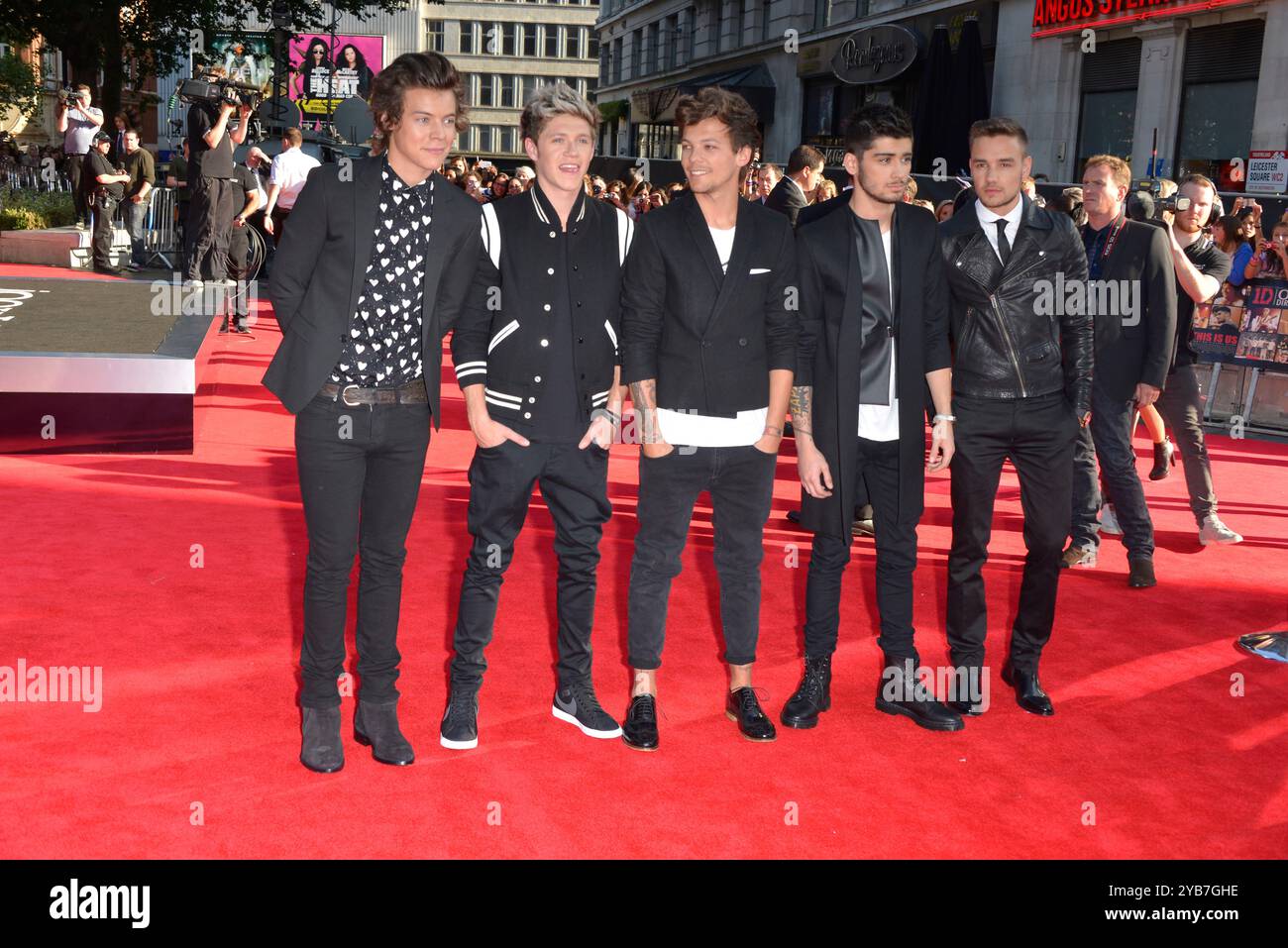 One Direction ( Harry Styles, Niall Horan, Louis Tomlinson, Zayn Malik & Liam Payne ) a assisté ...