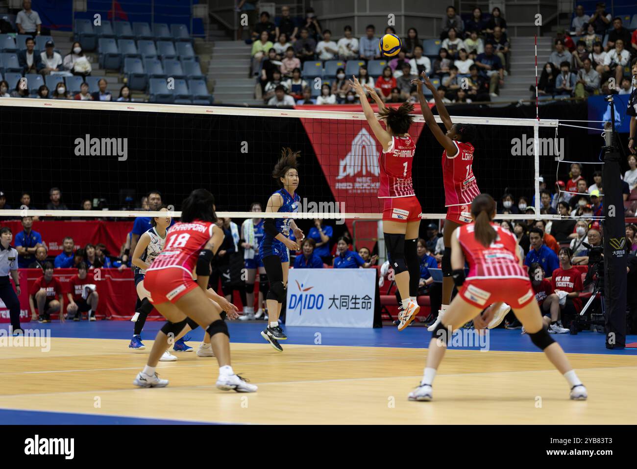 Haruyo Shimamura (1 MB) et Lorrayna Marys da Silva (15 OS) de NEC Red Rockets Kawasaki en action ...