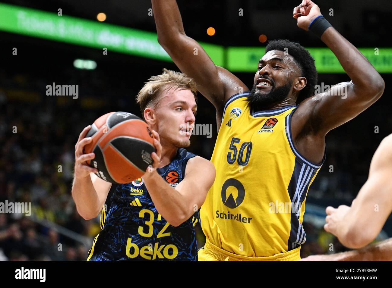 Arturs Zagars (Fenerbahce Istanbul, #32) und Trevion Williams (ALBA ...