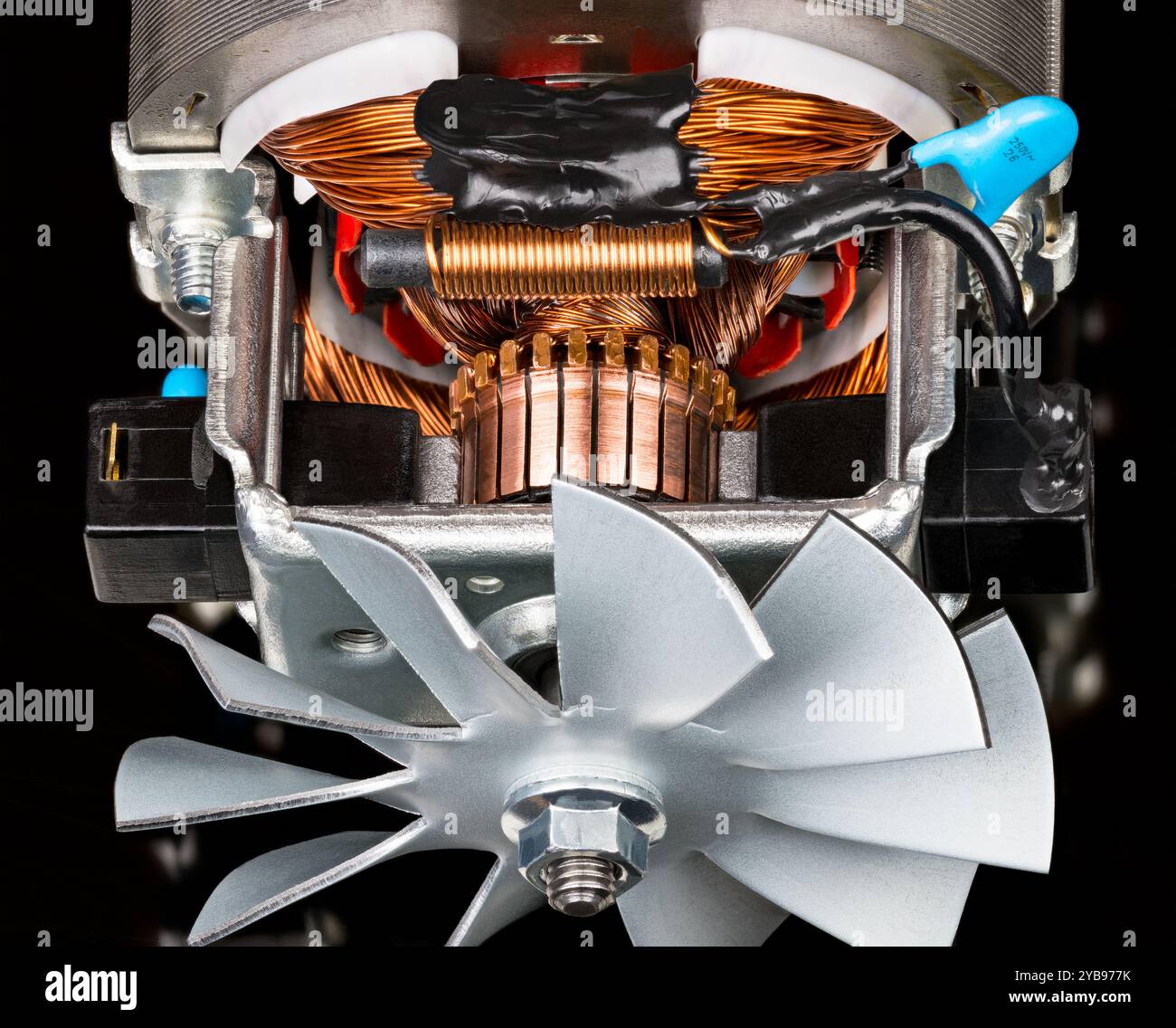 Gros plan du moteur électrique CC et des ailettes métalliques du ...