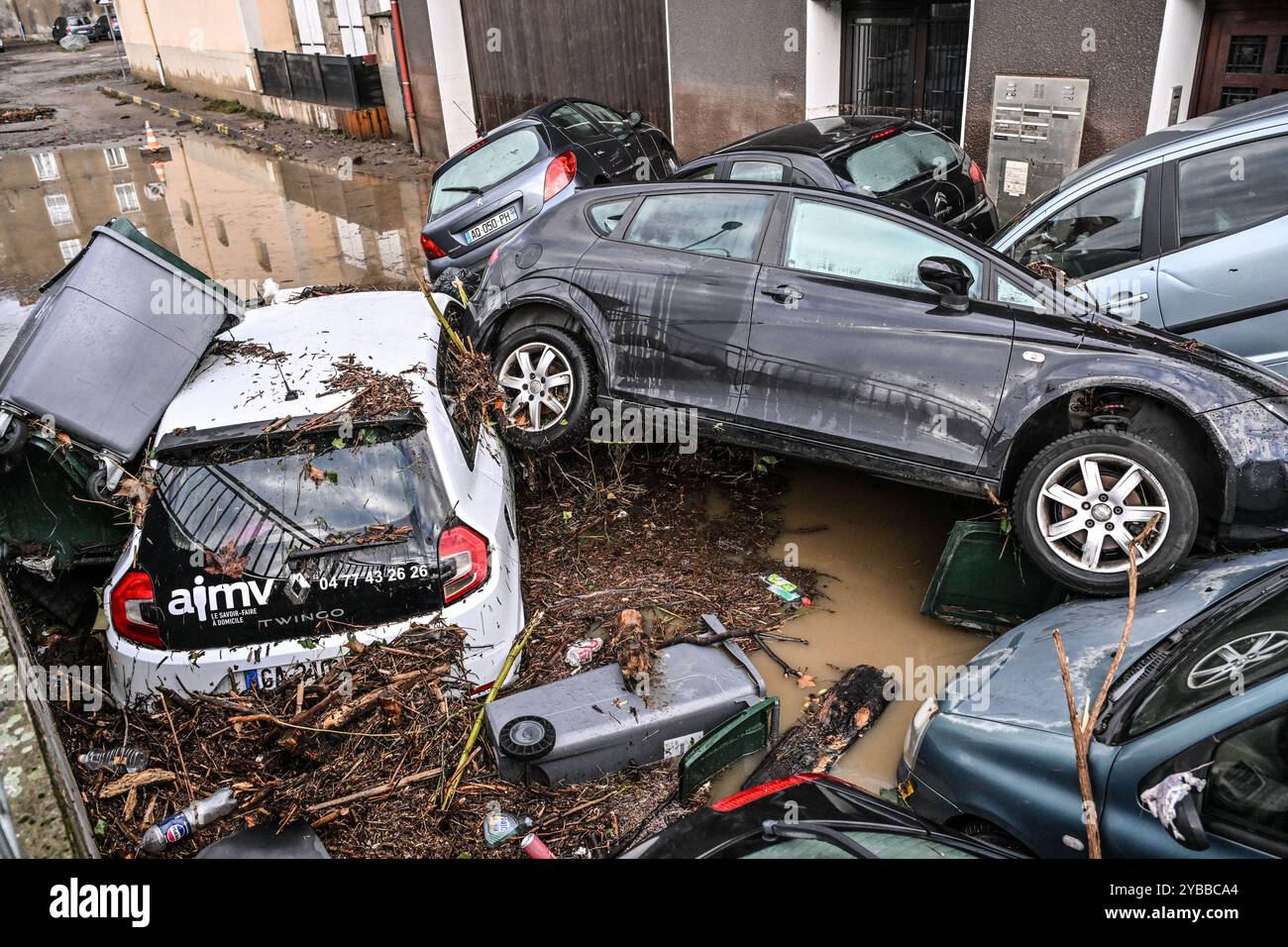Conséquences des inondations massives sur la Rive de Gier près de Lyon ...