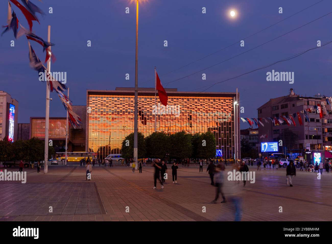 Istanbul, Turkiye - 14 OCT 2024 : la place Taksim, située à Beyoglu ...