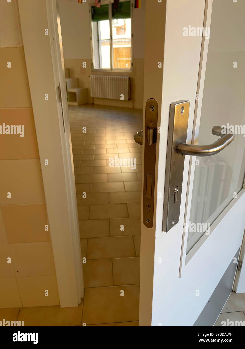 Half open door Banque de photographies et d’images à haute résolution - Alamy