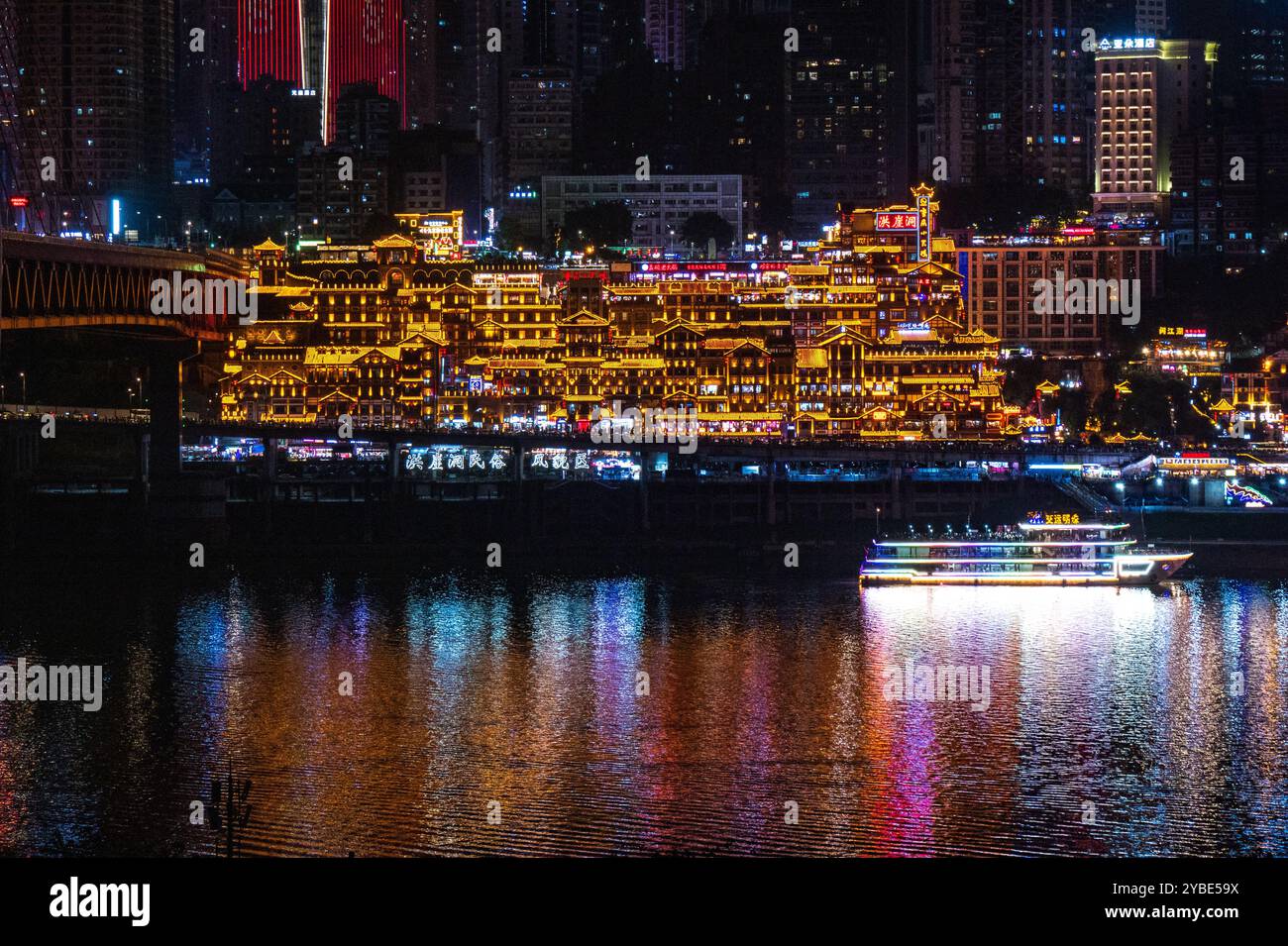 La vue imprenable de nuit sur la grotte de Chongqing Hongya et son ...