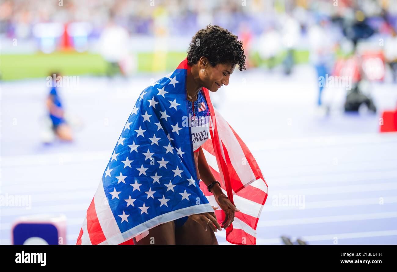 Anna Cockrell célébrant avec le drapeau de son pays dans les 400 mètres ...