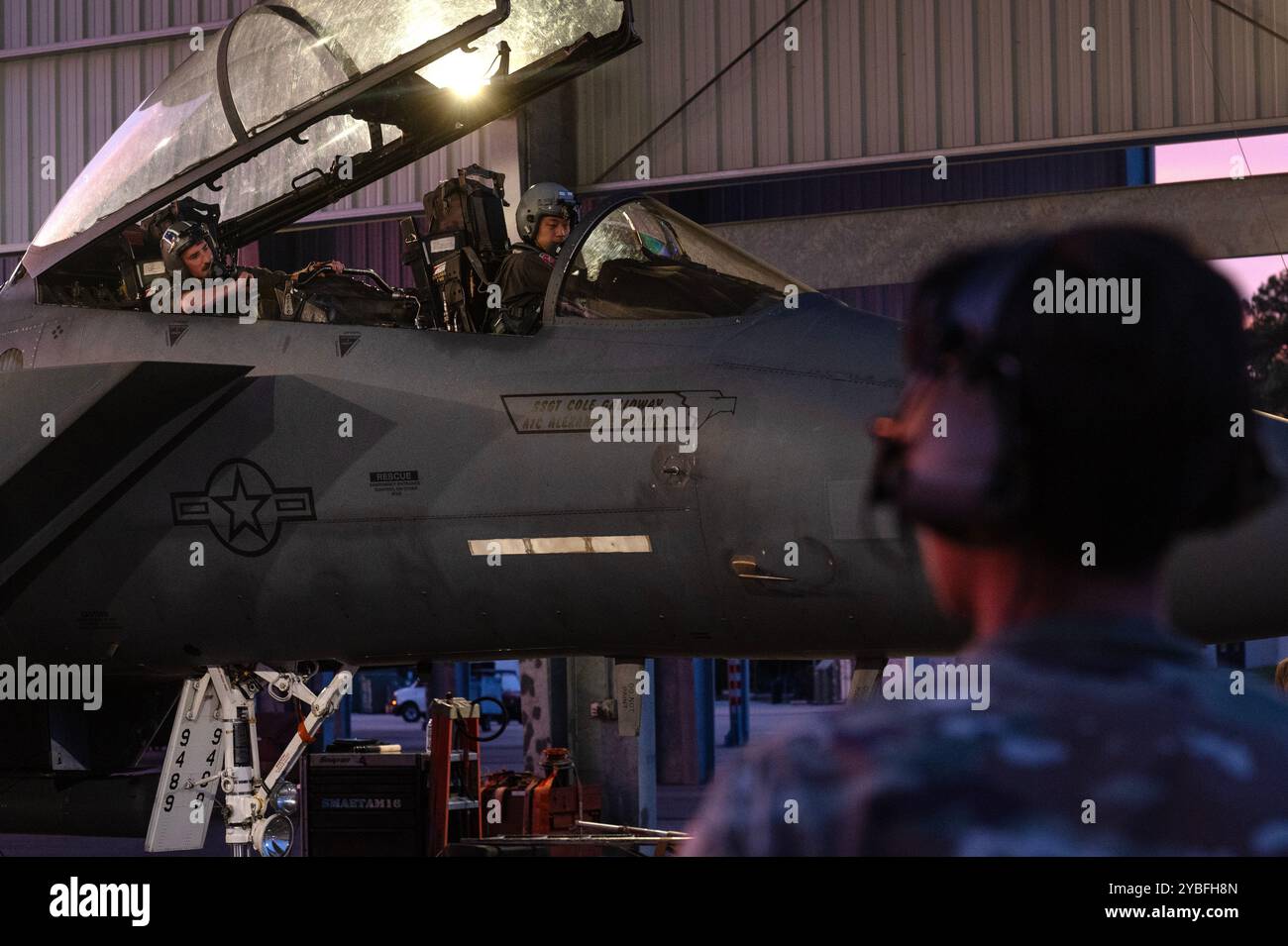 Les membres de l'équipage étudiant de l'US Air Force, en arrière-plan ...