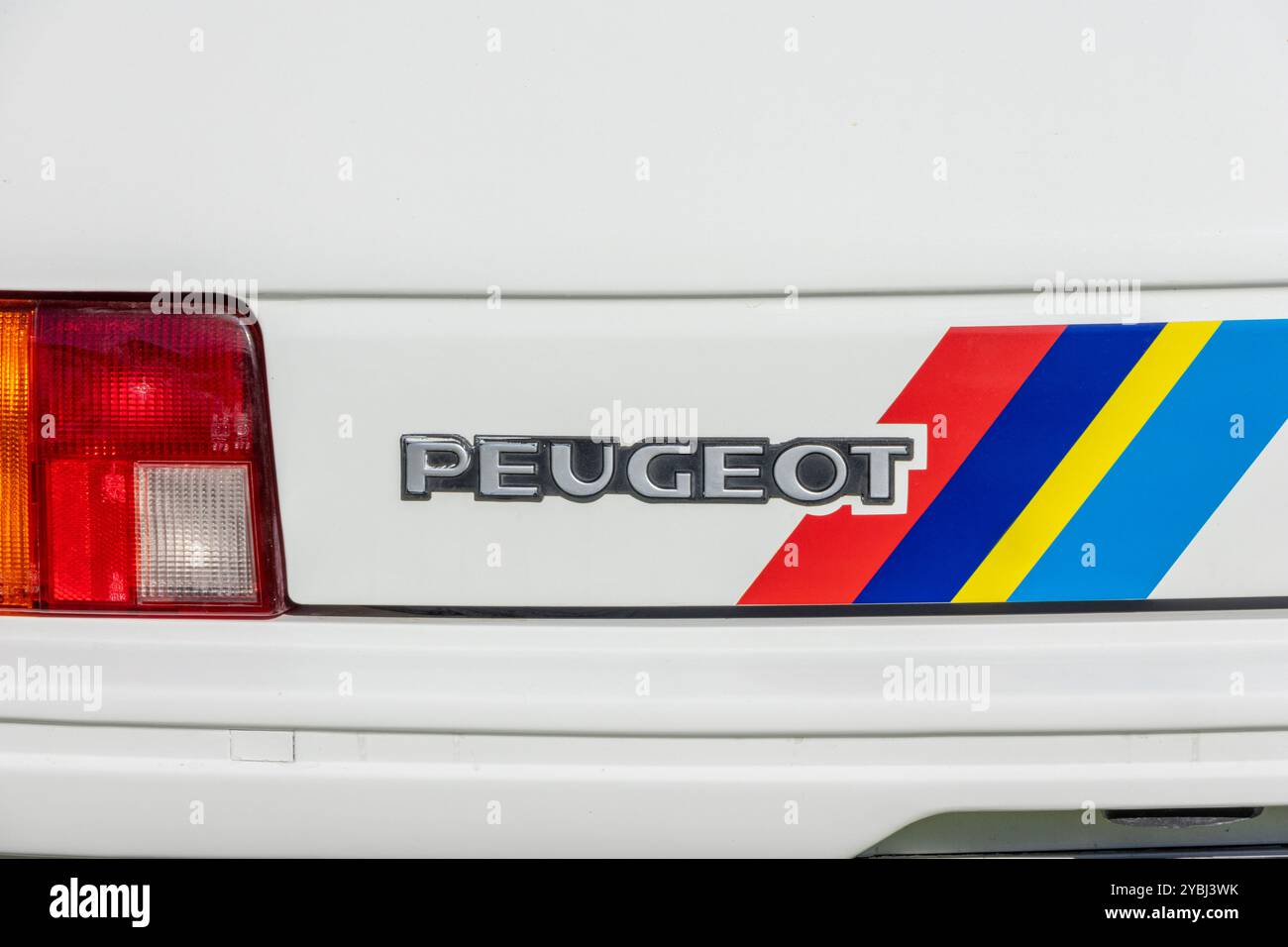 L'emblématique logo peugeot est affiché à l'arrière d'une voiture de ...
