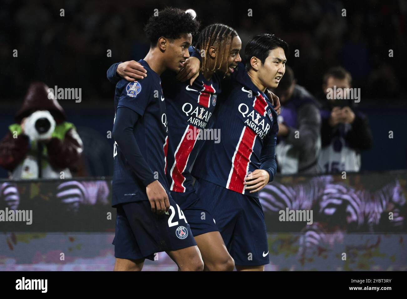 Bradley Barcola du PSG (C) célèbre son but avec Senny Mayulu, Lee Kang-in du PSG lors du match ...