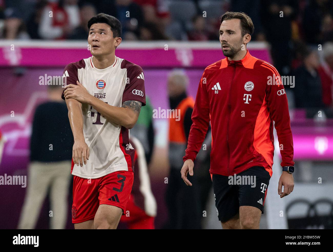 Minjae Kim (FC Bayern Muenchen, #3) et Bram Geers (Ahtletiktrainer, FC ...