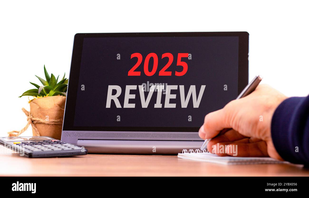 Planification 2025 revue symbole du nouvel an. Concept Words 2025 examen sur belle tablette ...