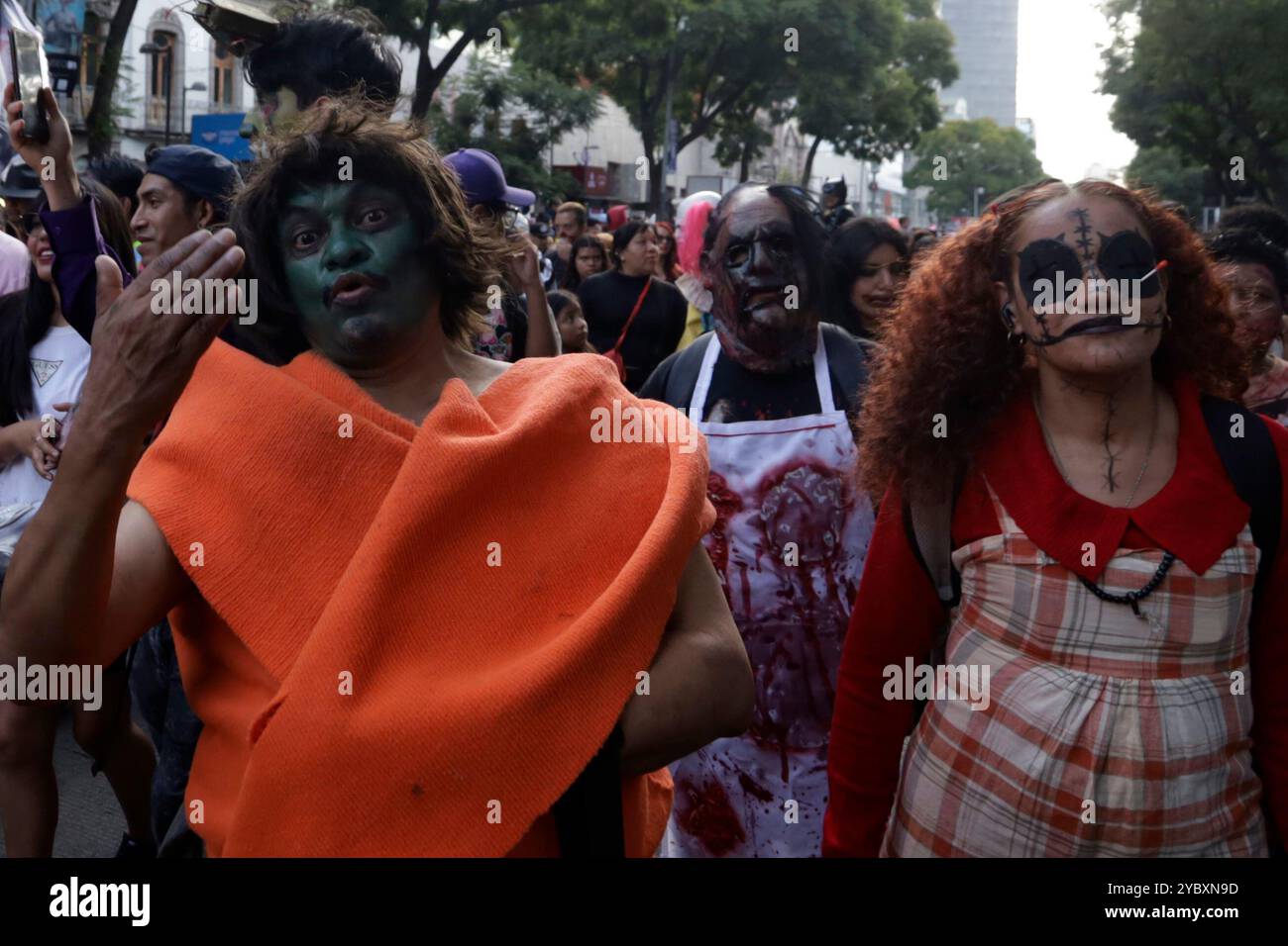 Des personnes déguisées en zombies prenant part à la Marche annuelle ...