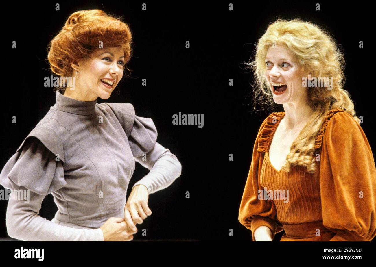 de gauche à droite : Jenny Agutter (Hedda Gabler), Kathryn Pogson (Thea ...