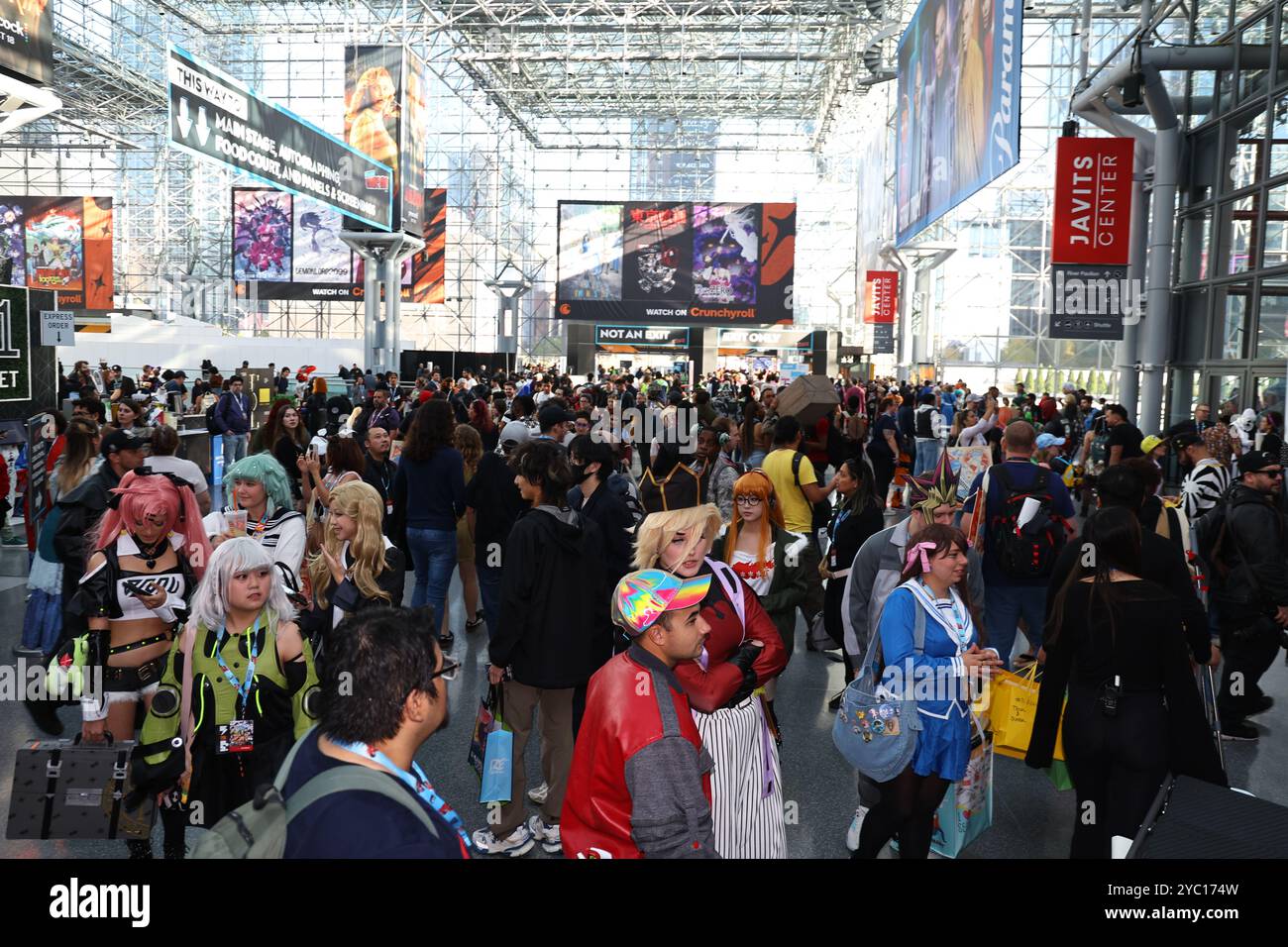 Les gens regardent la New York Comic Con 2024 au Jacob Javits Center le ...