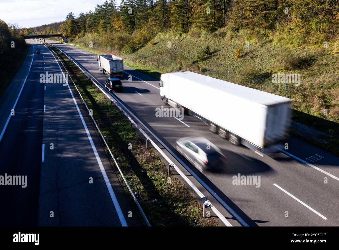 Munwiller, France. 21 octobre 2024. Voitures et camions peuvent être ...