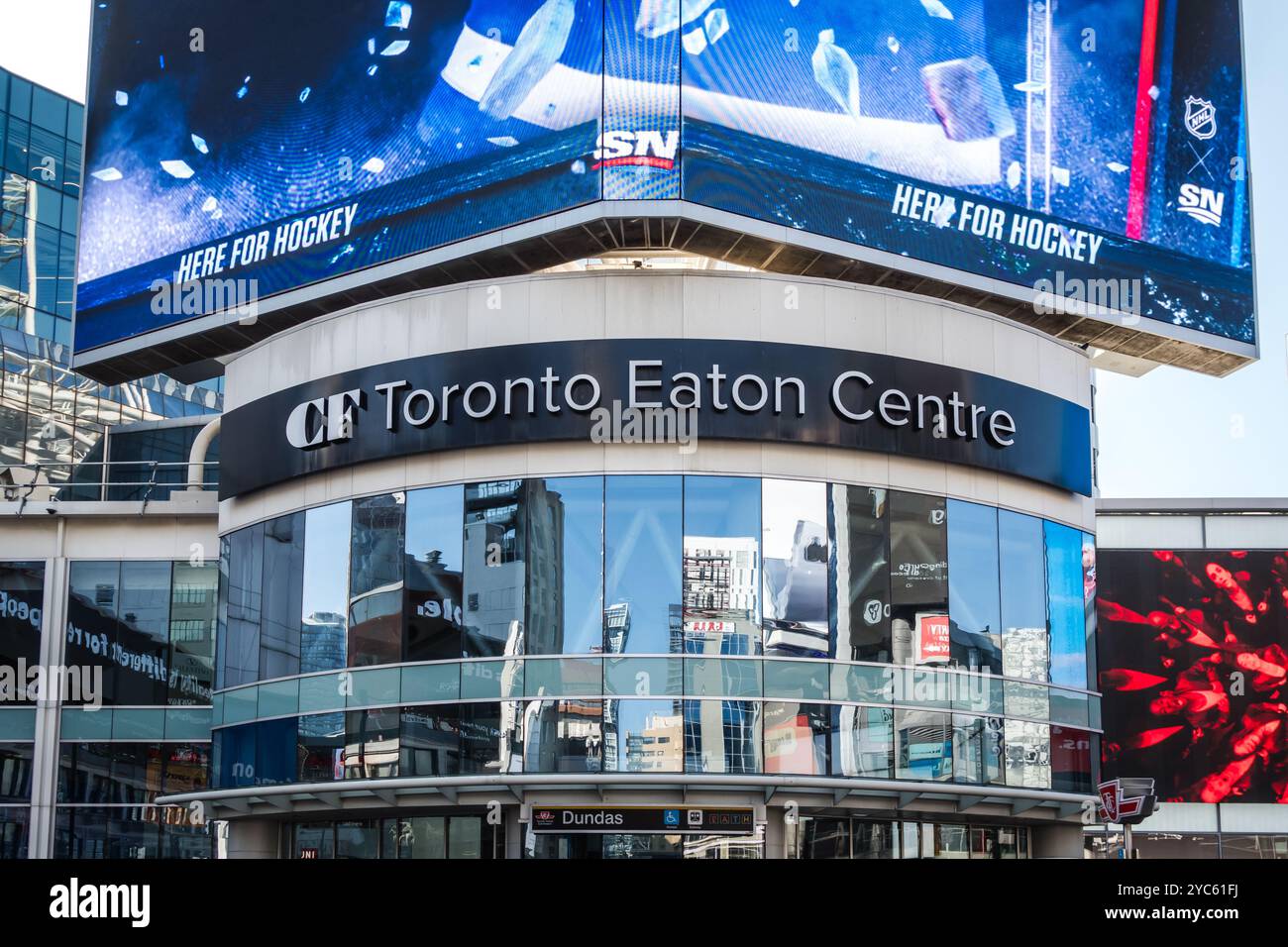 Le panneau extérieur emblématique du Toronto Eaton Centre, un important ...
