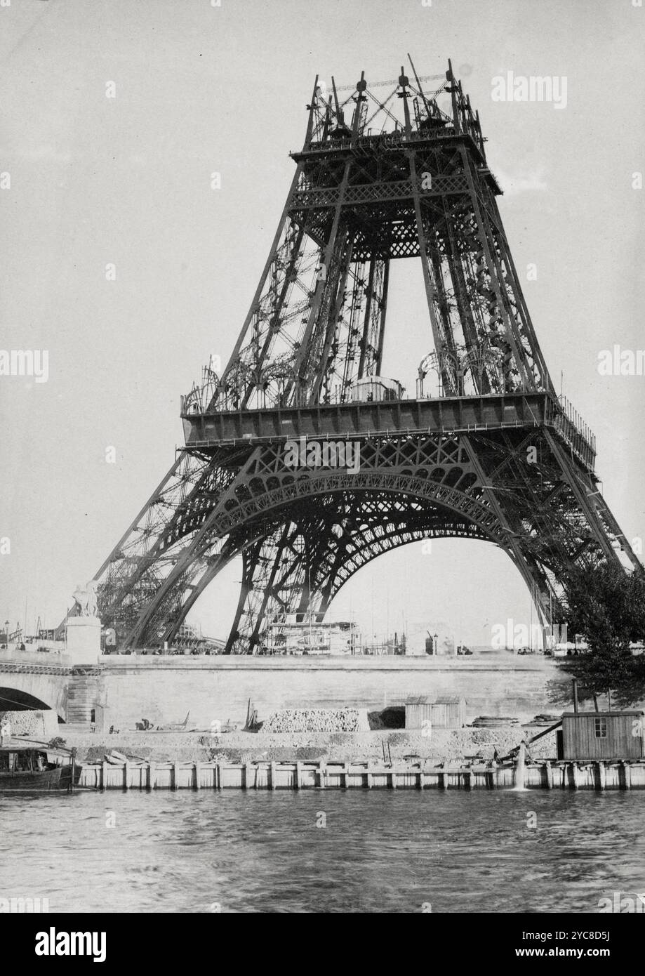 La construction de la Tour Eiffel à Paris. La tour devait être la pièce maîtresse de l ...