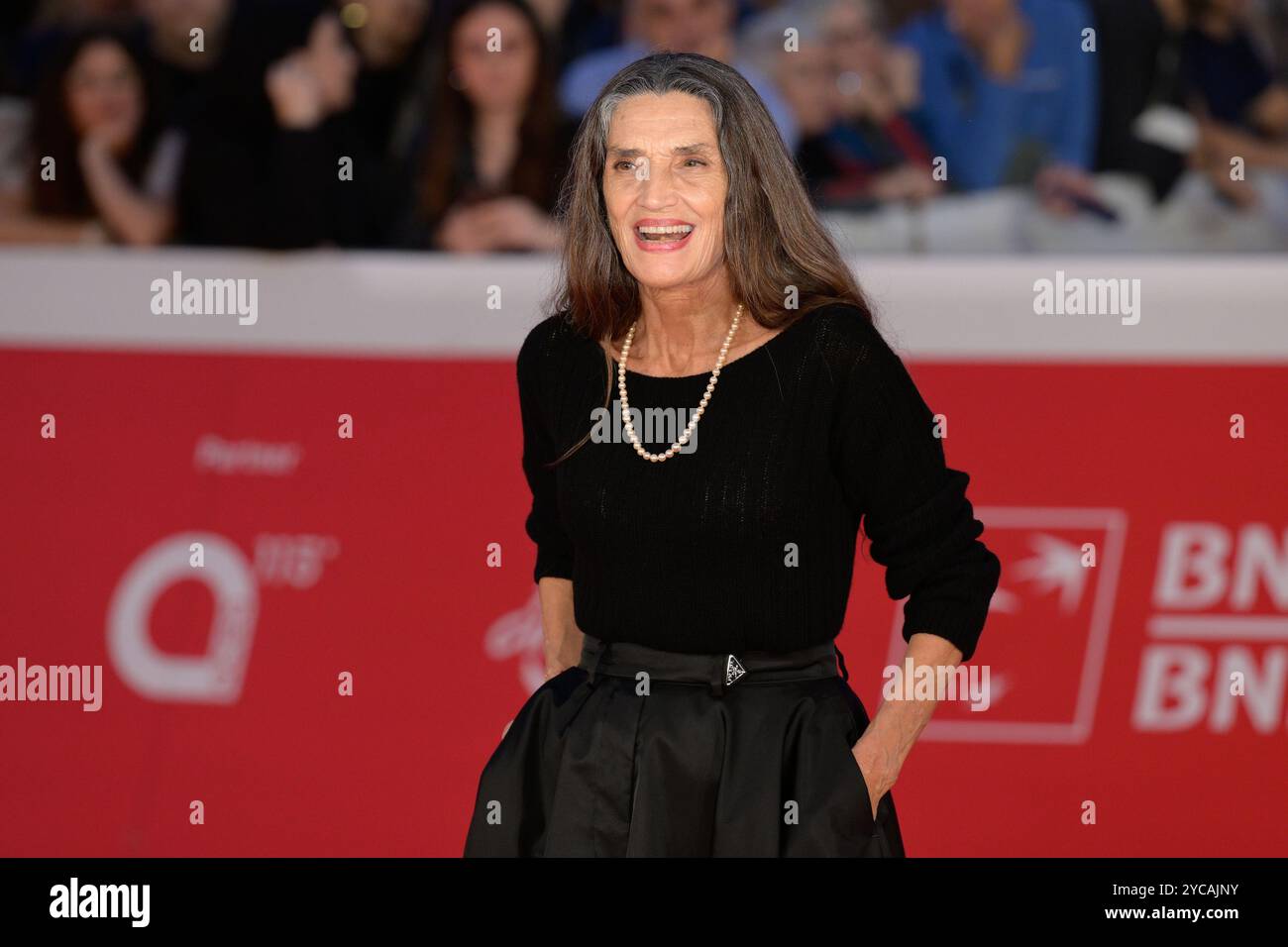 Angela Molina assiste au tapis rouge du film « Polvo Seran » lors du ...
