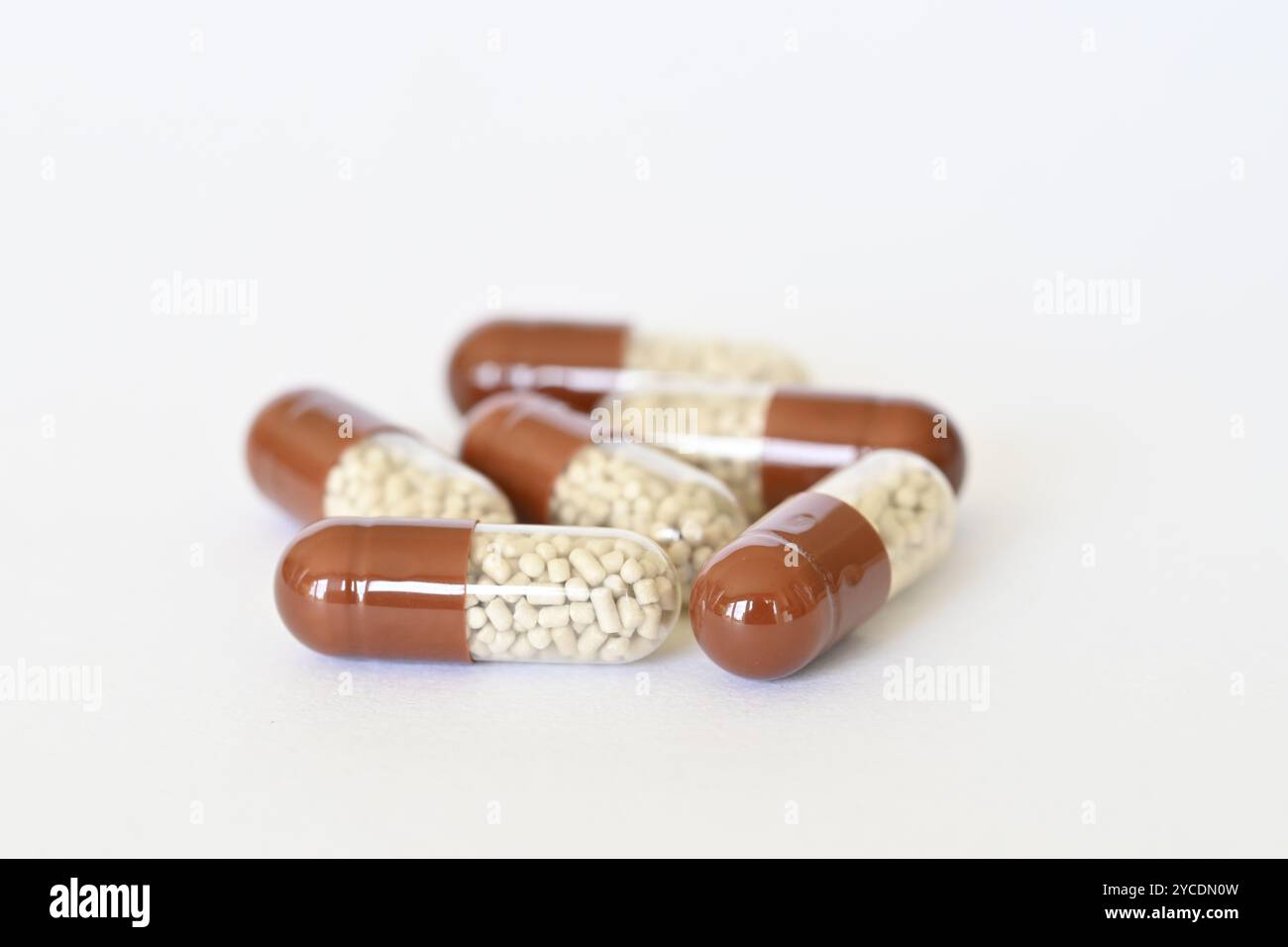 Capsules d'un médicament enzymatique pancréatique commercialisé sous le ...