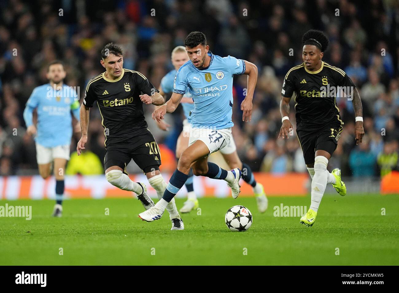 Matheus Nunes de Manchester City se bat pour le ballon avec Angelo ...