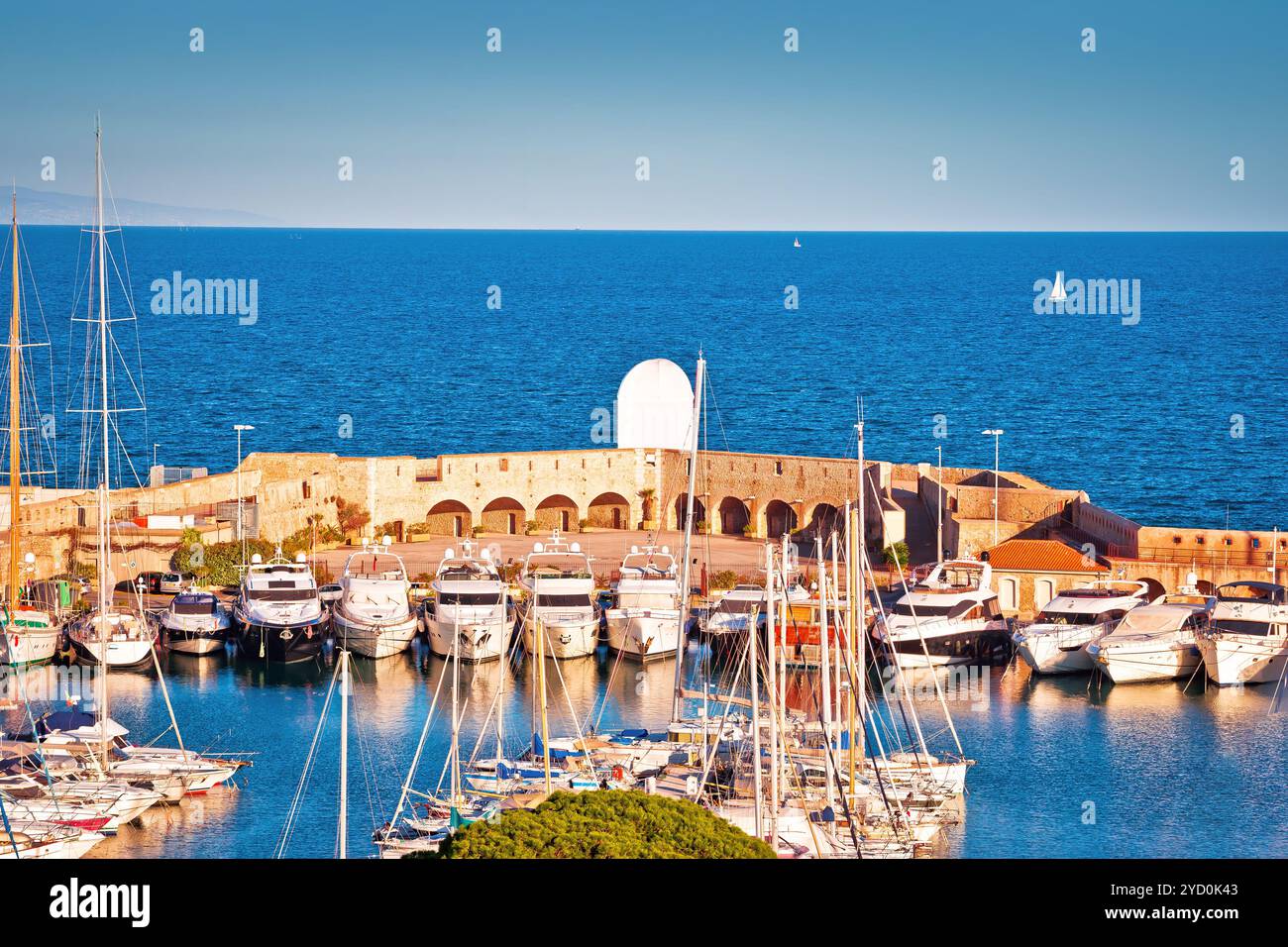 Vieux port old port antibes Banque de photographies et d’images à haute ...