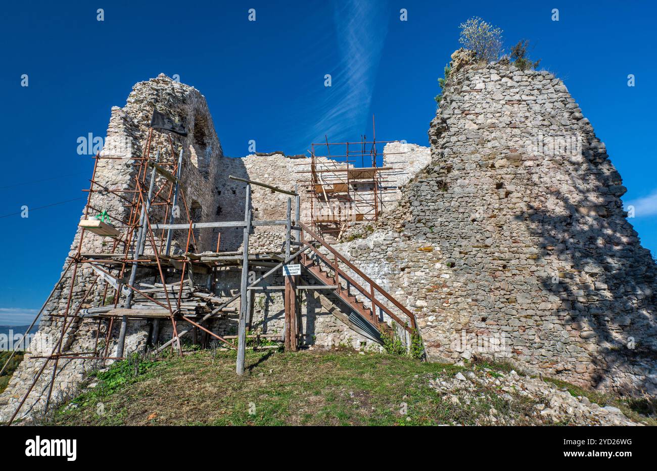 Ruines du château de Hanigovce (Hanigovský hrad, Novy hrad), 14e siècle ...