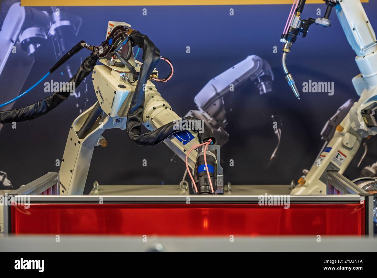 Robot soude l'acier. Tête de soudage. Robot de soudage. Soudage CNC ...