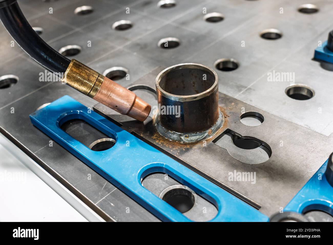 Robot soude l'acier. Tête de soudage. Robot de soudage. Soudage CNC ...