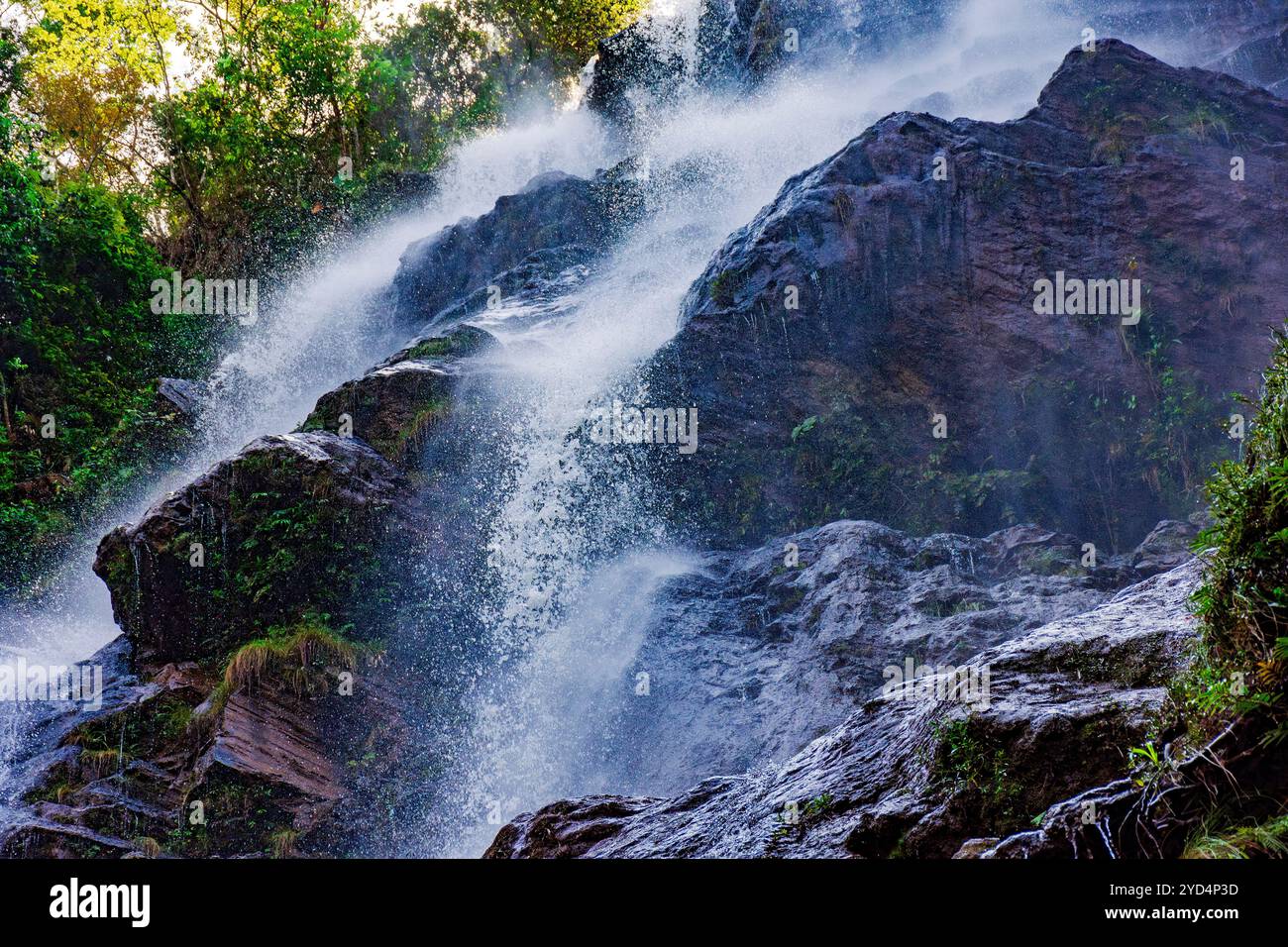 Rivière qui traverse les collines Banque de photographies et d’images à ...