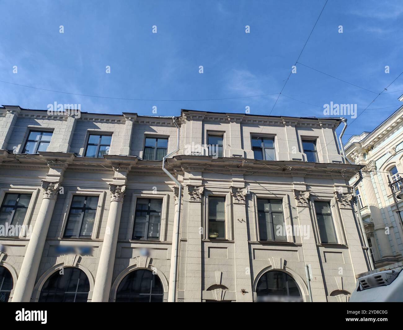 grand bâtiment jaune avec fenêtres symétriques et détails classiques ...