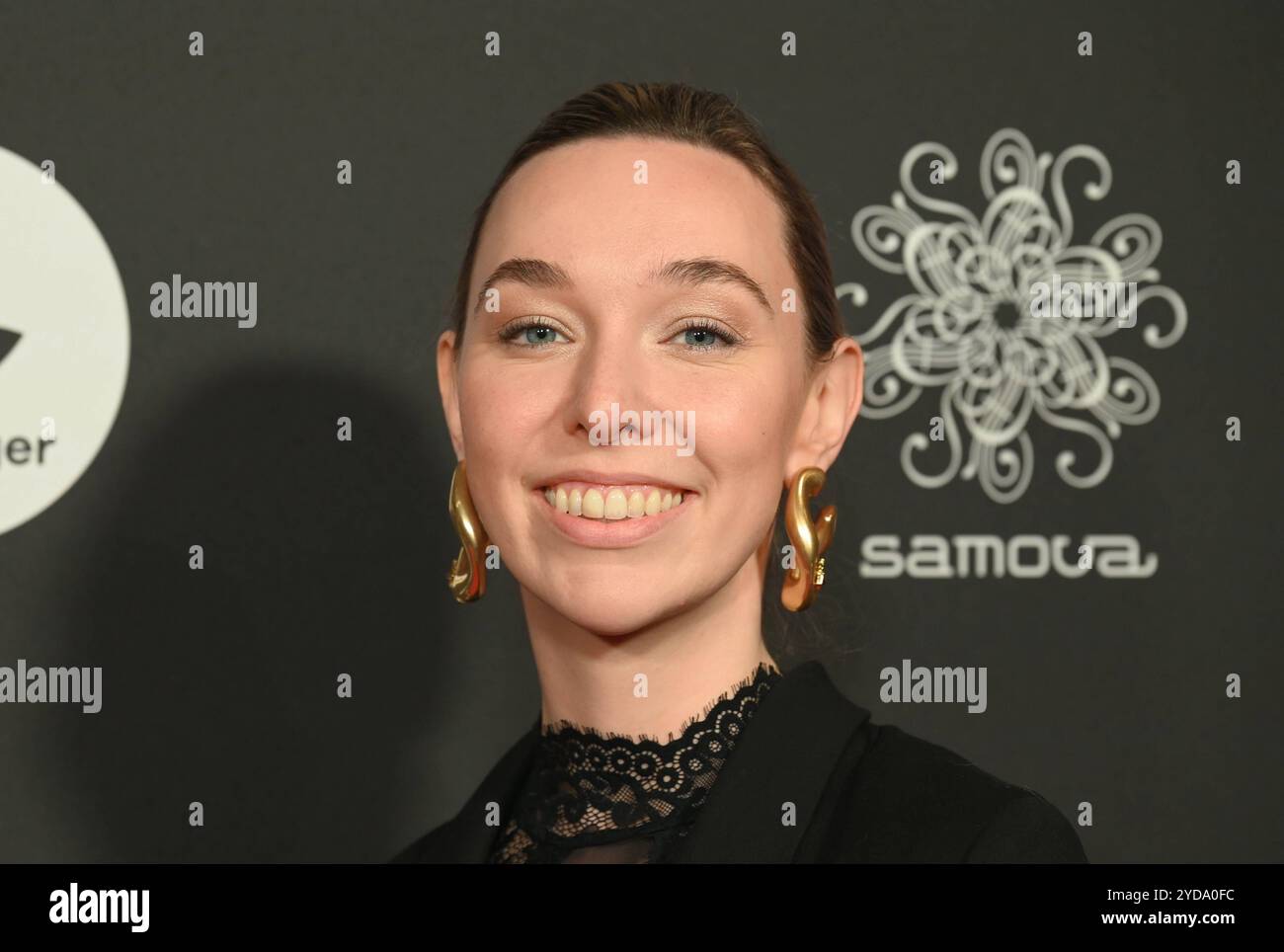 Schauspielerin Riccarda Richter posiert vor der Verleihung der film ...