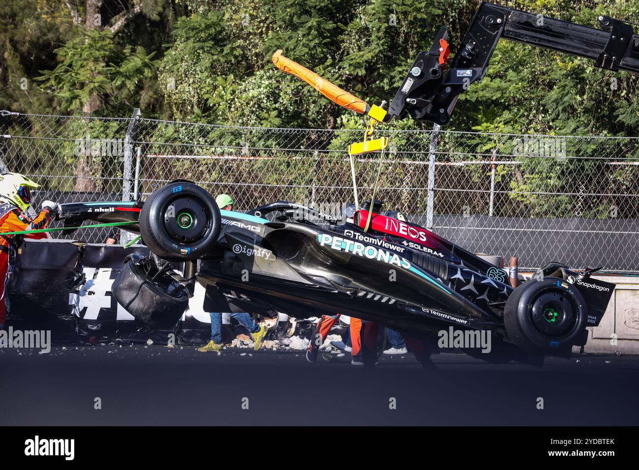 63 RUSSELL George (gbr), Mercedes AMG F1 Team W15, action crash ...
