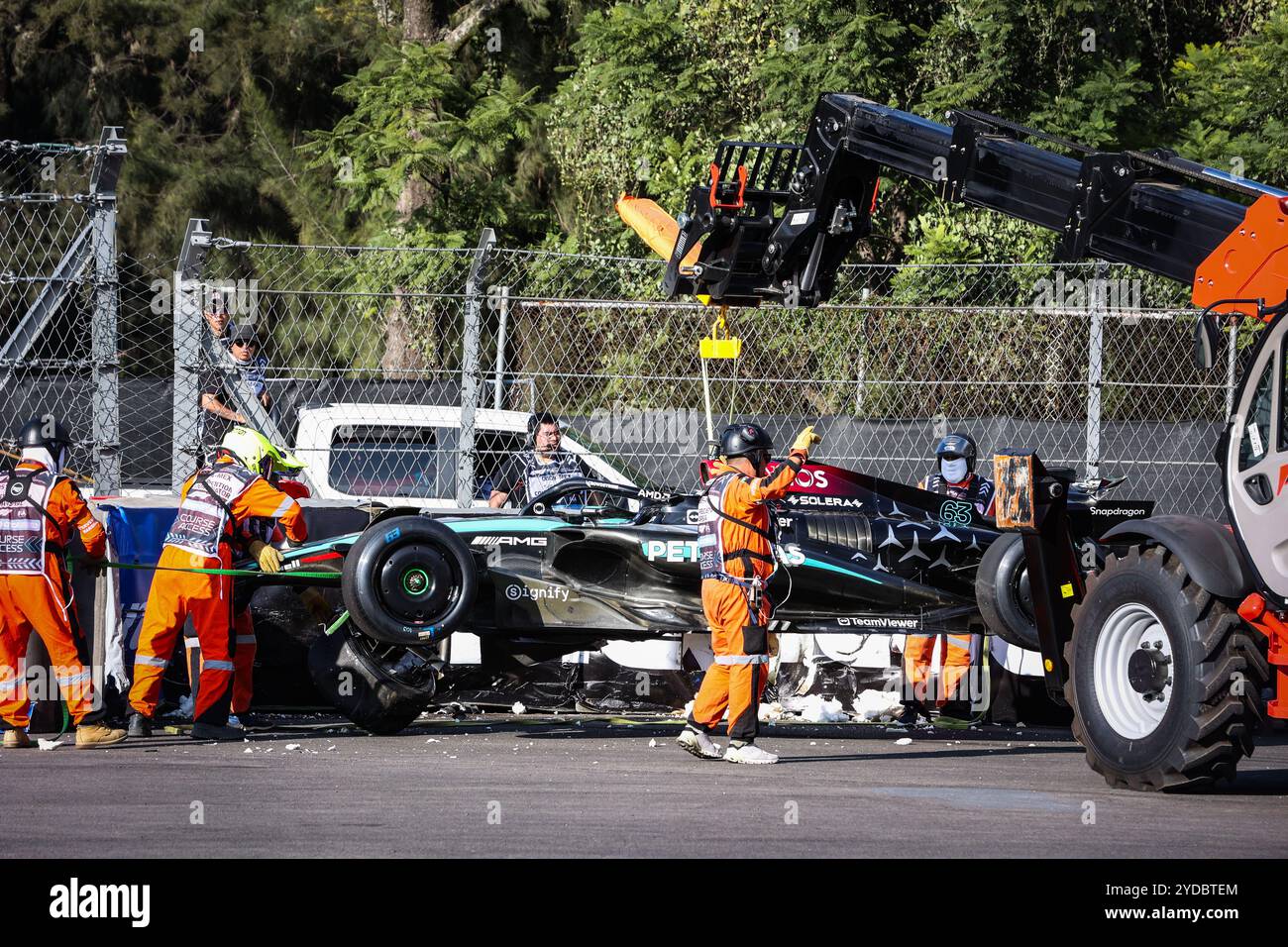 63 RUSSELL George (gbr), Mercedes AMG F1 Team W15, action crash ...
