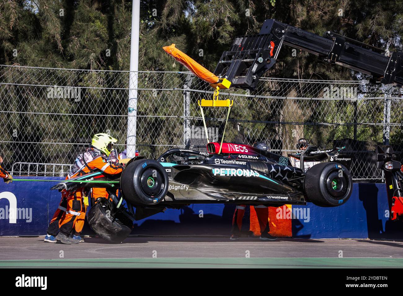 63 RUSSELL George (gbr), Mercedes AMG F1 Team W15, action crash ...