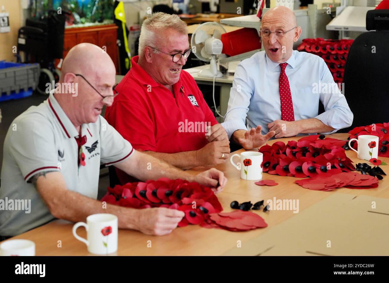 Le secrétaire à la Défense John Healy (à droite) fait une couronne avec ...