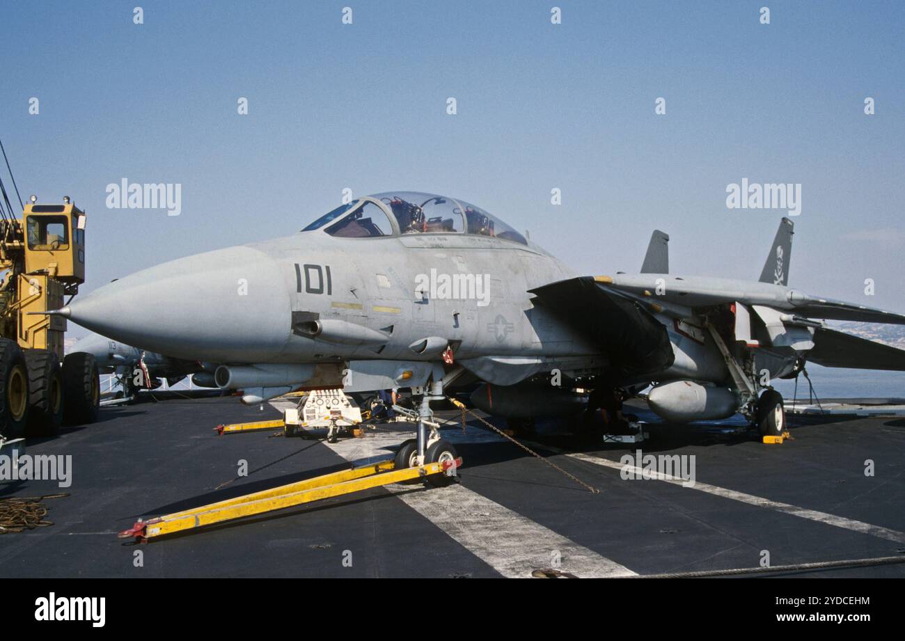 Ein Kampfflugzeug der US Navy vom Typ F-14B Tomcat der Strike Fighter Squadron 103 VFA-103 Jolly ...