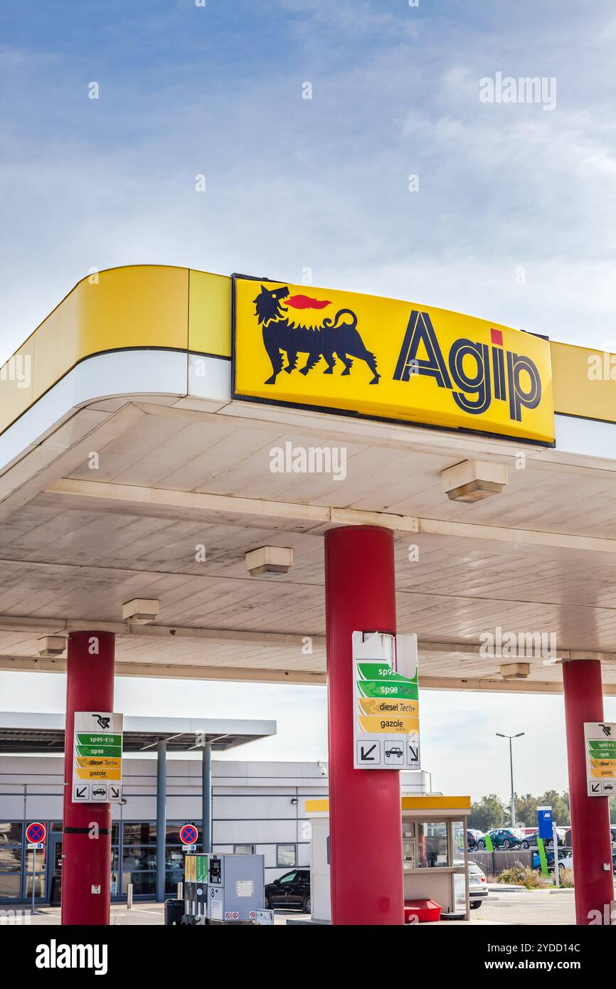 Station d'essence marque agip Banque de photographies et d’images à ...